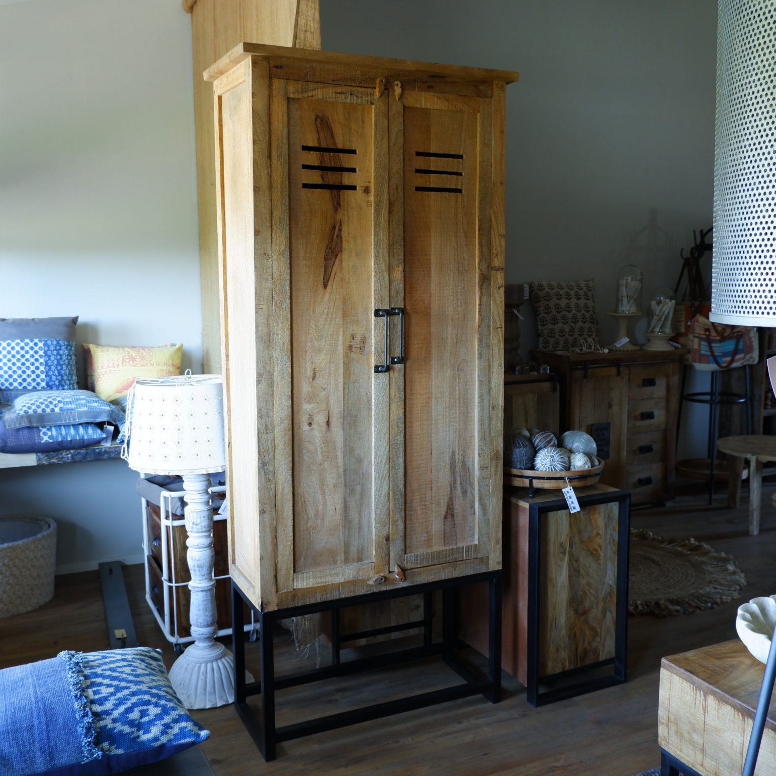 Lockerkast Mangohout 2 deuren UITVERKOCHT – Mahieu Wonen